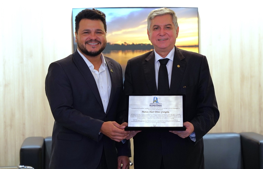 MARCELO CRUZ: Deputado entrega placa de homenagem ao presidente do TJRO ...