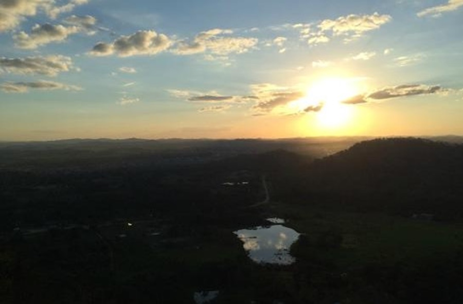 POR POUCO: Família vai visitar morro da Embratel e carro despenca de ...