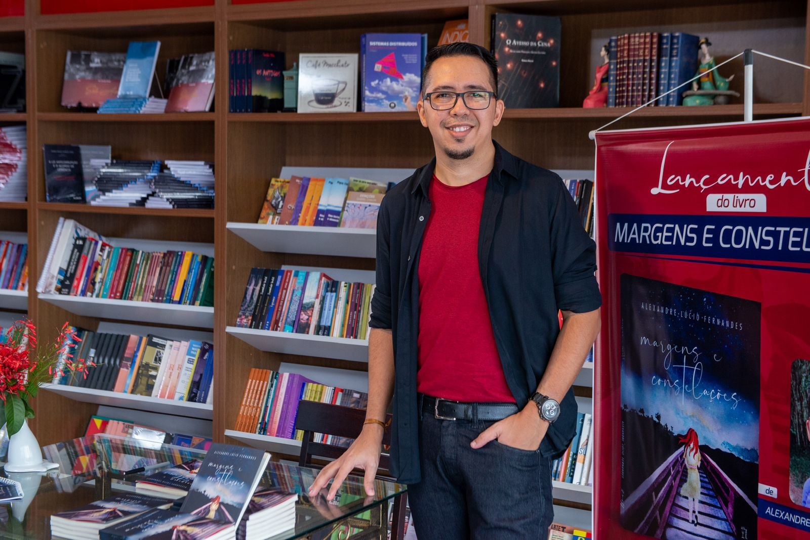 LITERATURA: Com dois livros lançados, Alexandre Lúcio Fernandes se ...